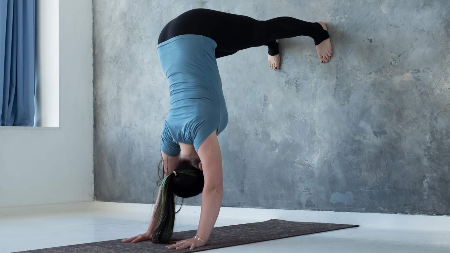 Preparing for Handstand: 7 Alignment Tips for “L” Handstand - YogaUOnline